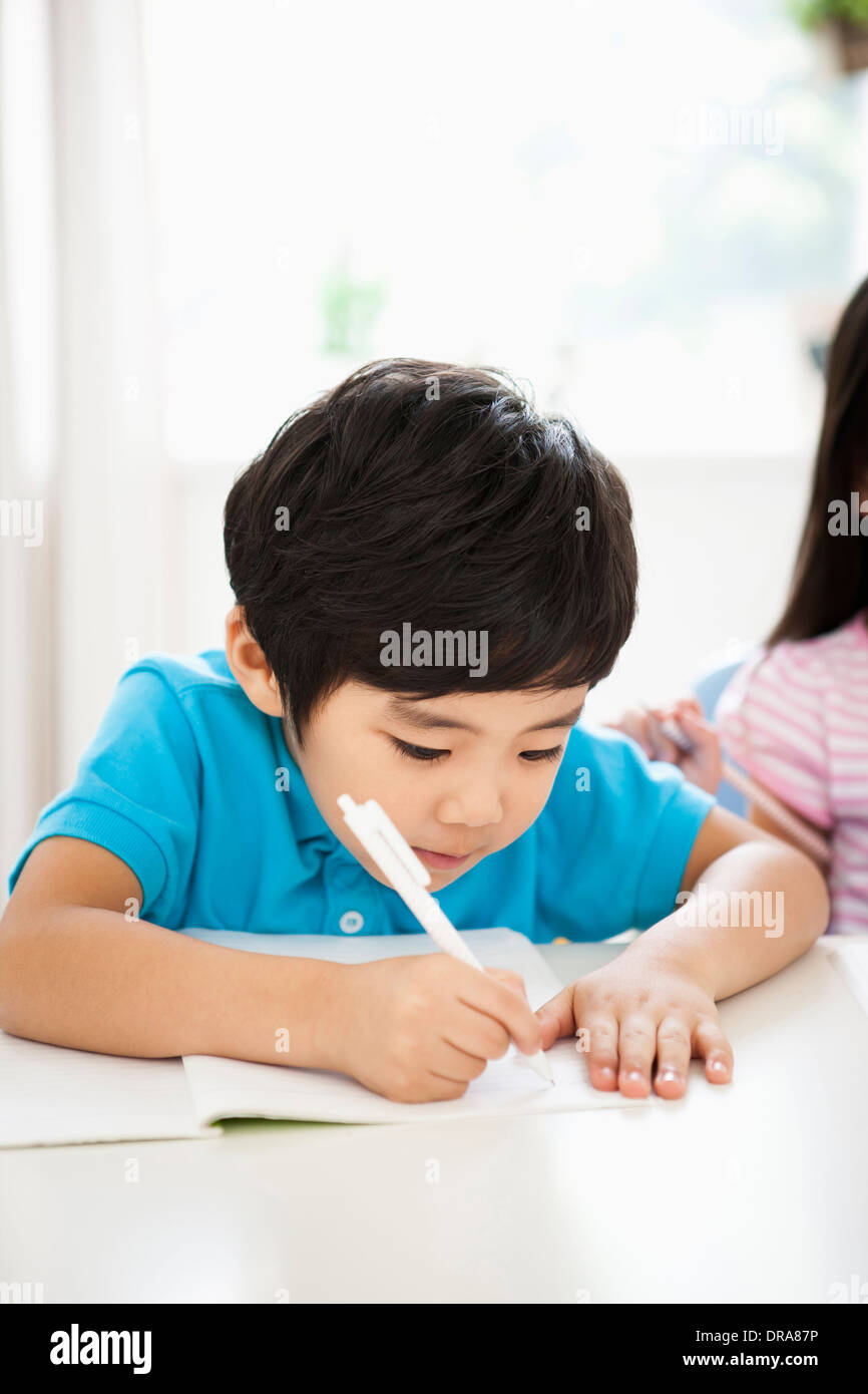 kids at desk learning together Stock Photo - Alamy