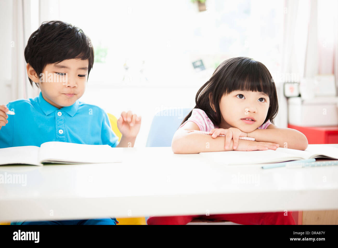 kids at desk learning together Stock Photo - Alamy
