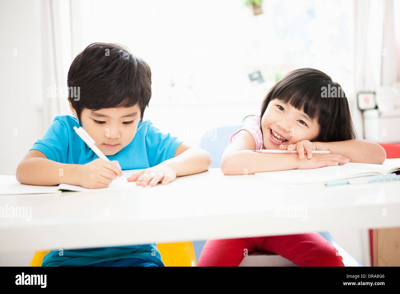kids at desk learning together Stock Photo - Alamy