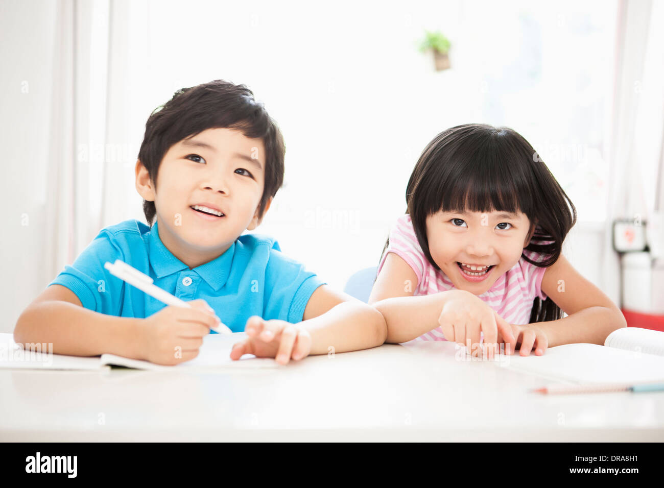 kids at desk learning together Stock Photo - Alamy
