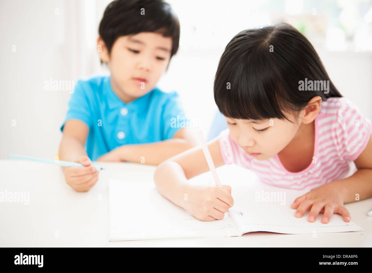 kids at desk learning together Stock Photo - Alamy