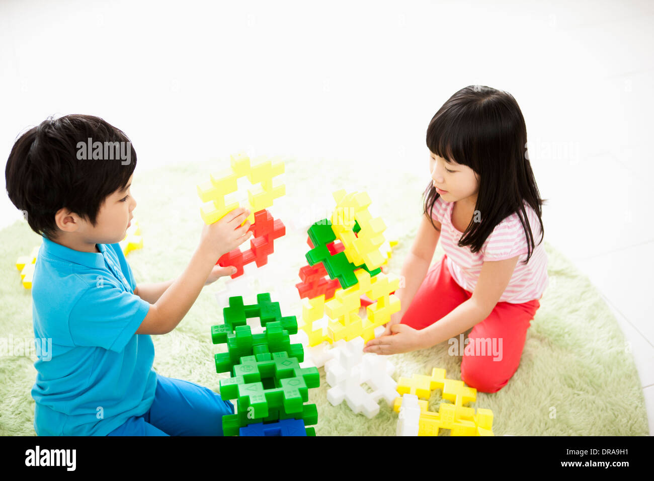 kids building toy blocks Stock Photo - Alamy