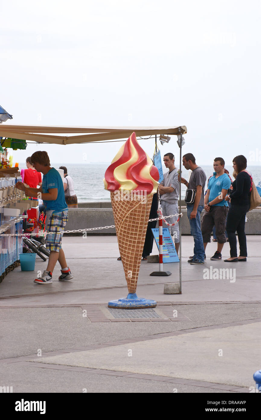 Giant ice cream front hi-res stock photography and images - Alamy