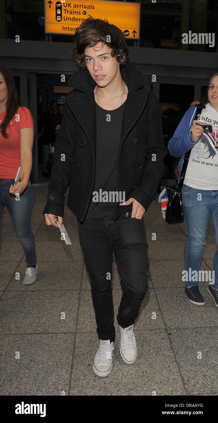 Harry styles fans screaming hi-res stock photography and images - Alamy