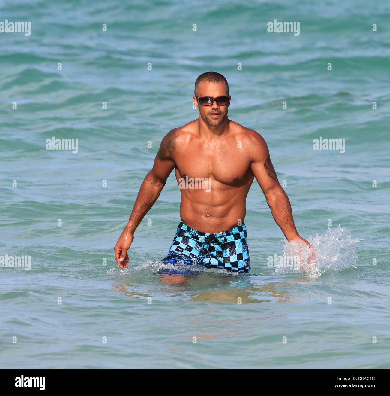 Shemar Moore in the water as he spends a day on the beach with friends ...