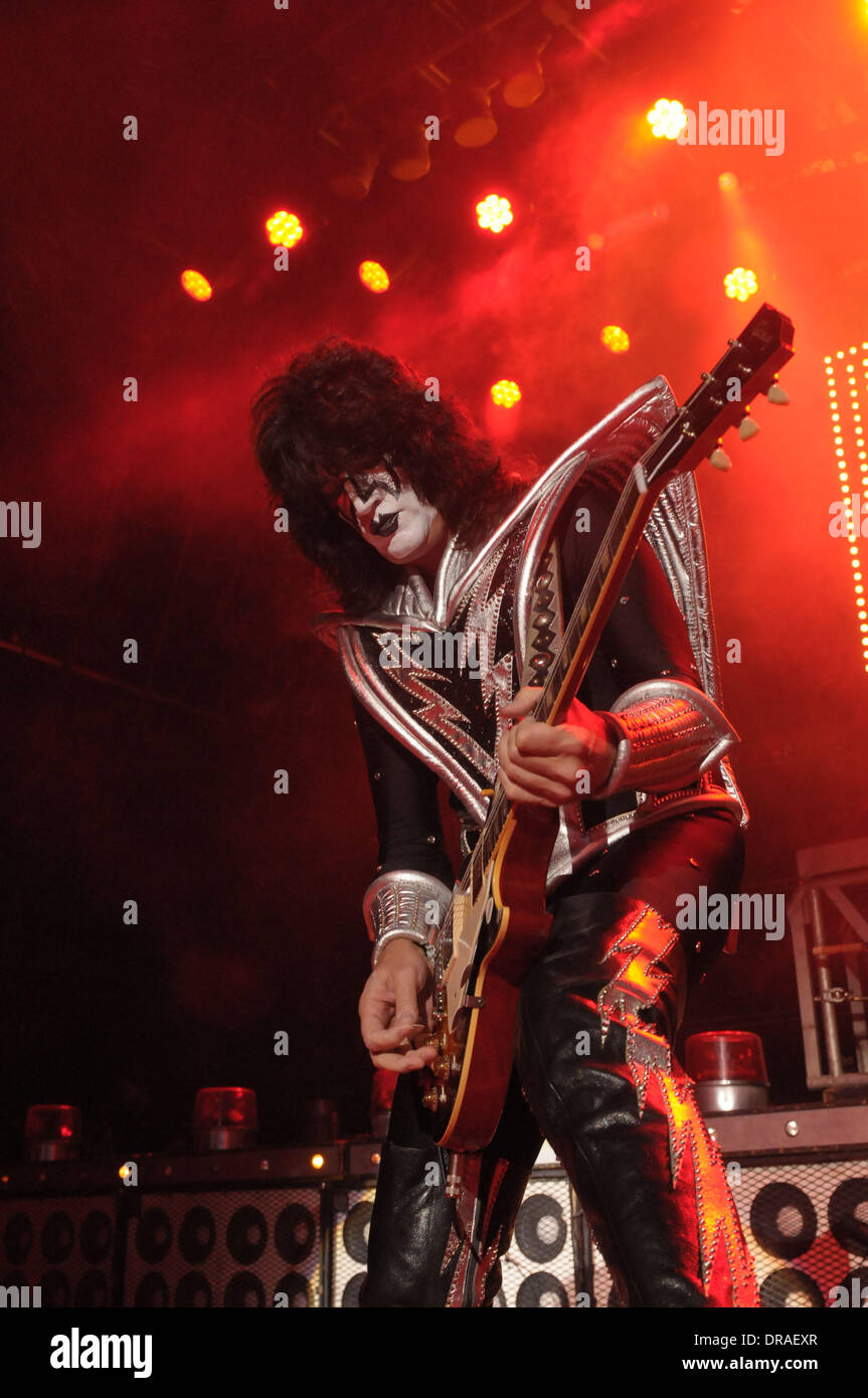 Tommy thayer kiss hi-res stock photography and images - Alamy