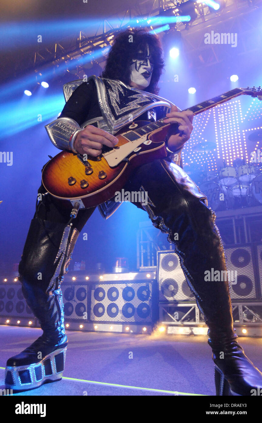 Tommy thayer kiss hi-res stock photography and images - Alamy