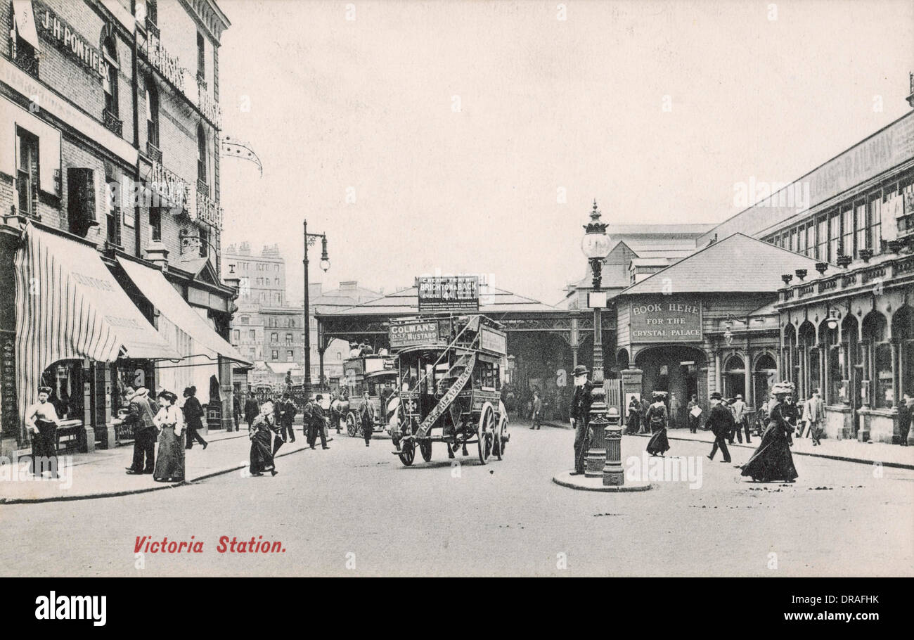 At victoria station hi-res stock photography and images - Alamy