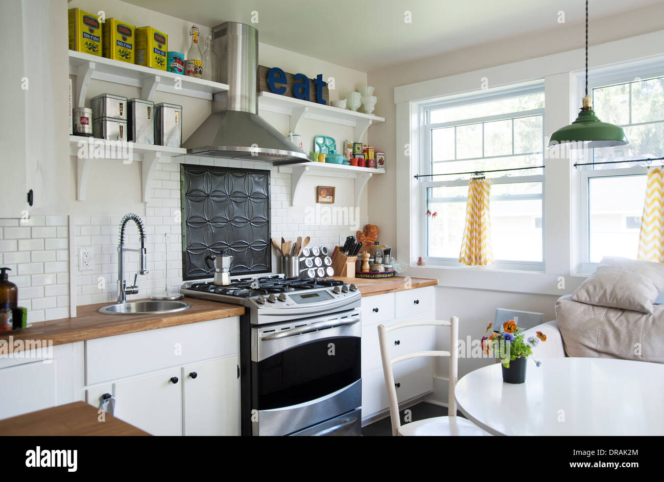 Bright and comfortable country style kitchen Stock Photo - Alamy