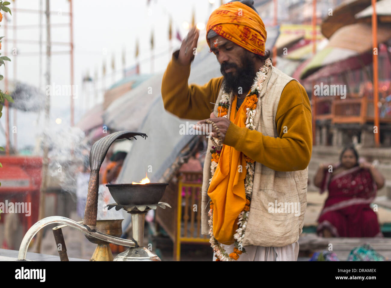 India praying hi-res stock photography and images - Alamy