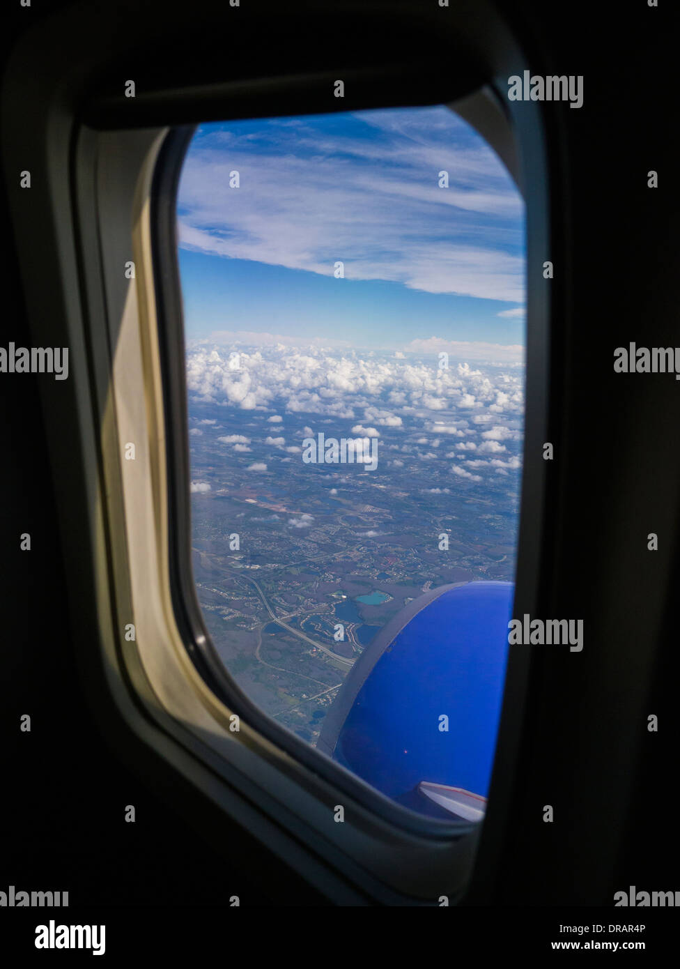 Looking out plane window hi-res stock photography and images - Alamy