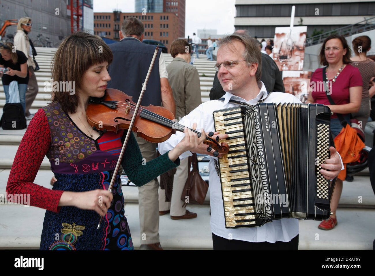Street musicians at Elbphilharmonie, Dalmannkai, Hafencity, Hamburg ...