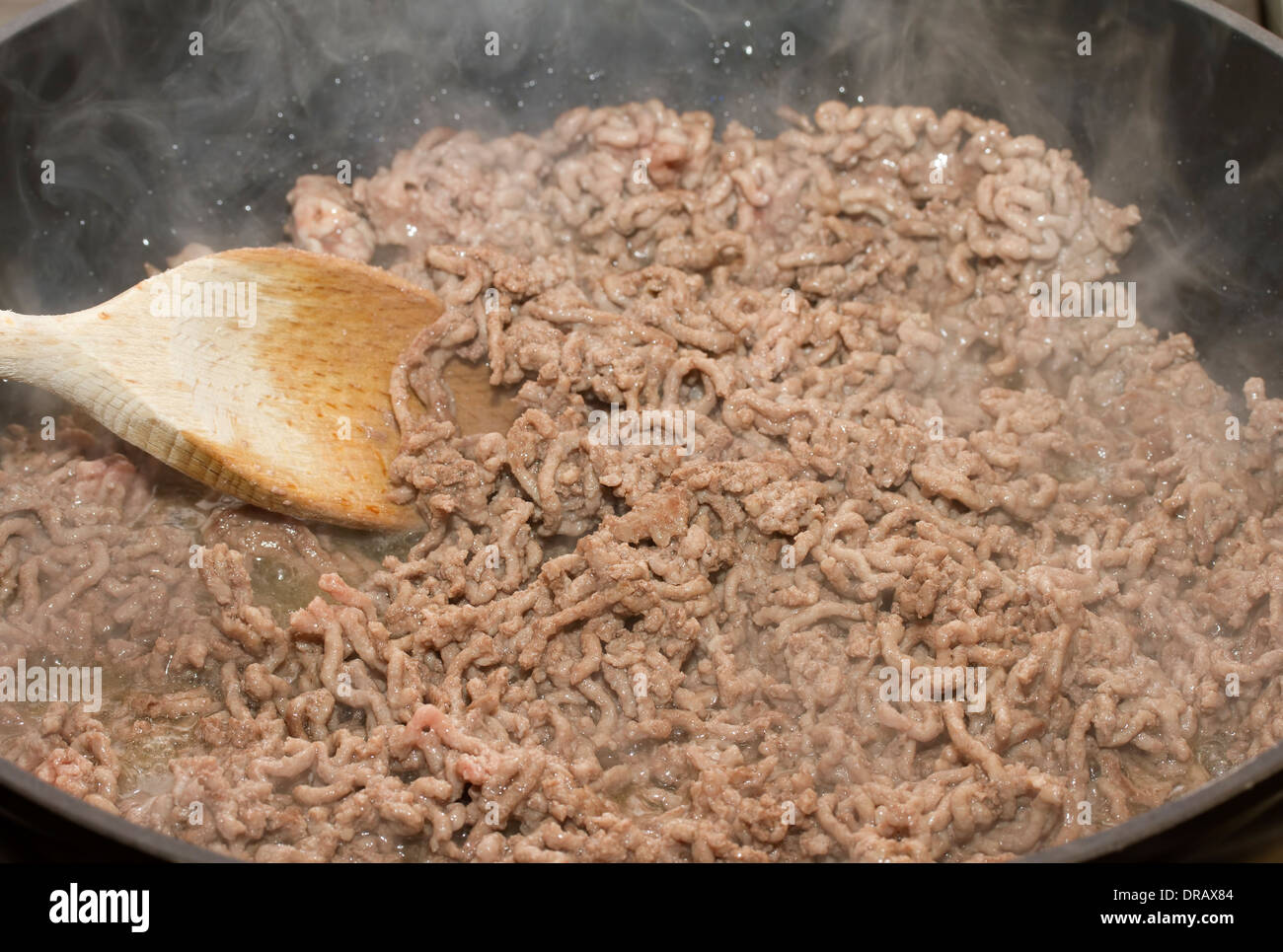 Mince browning in pan with wooden spoon Stock Photo - Alamy