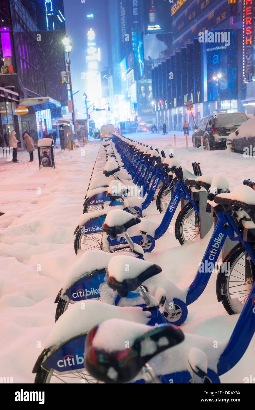 Snow in times square hi-res stock photography and images - Alamy