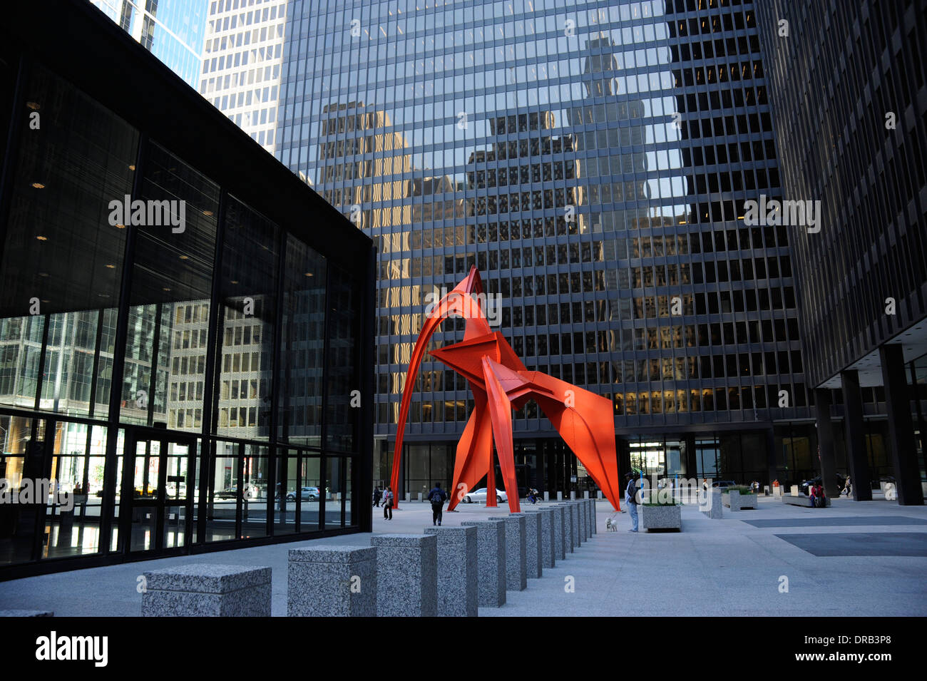 "Flamingo" sculpture in Chicago's Federal Plaza by Alexander Calder ...