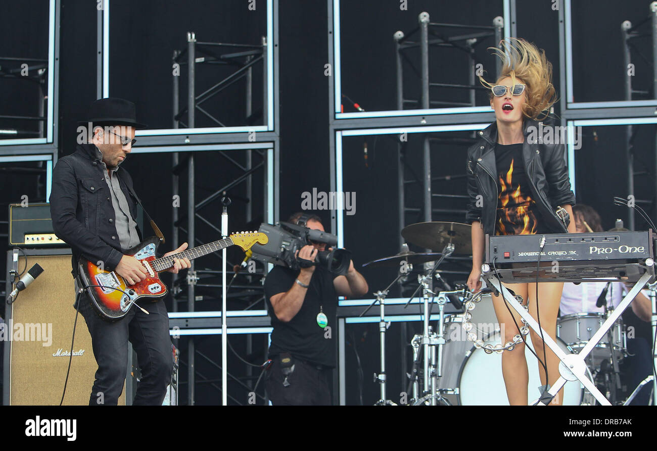James Shaw and Emily Haines of Metric Barclaycard Wireless Festival ...
