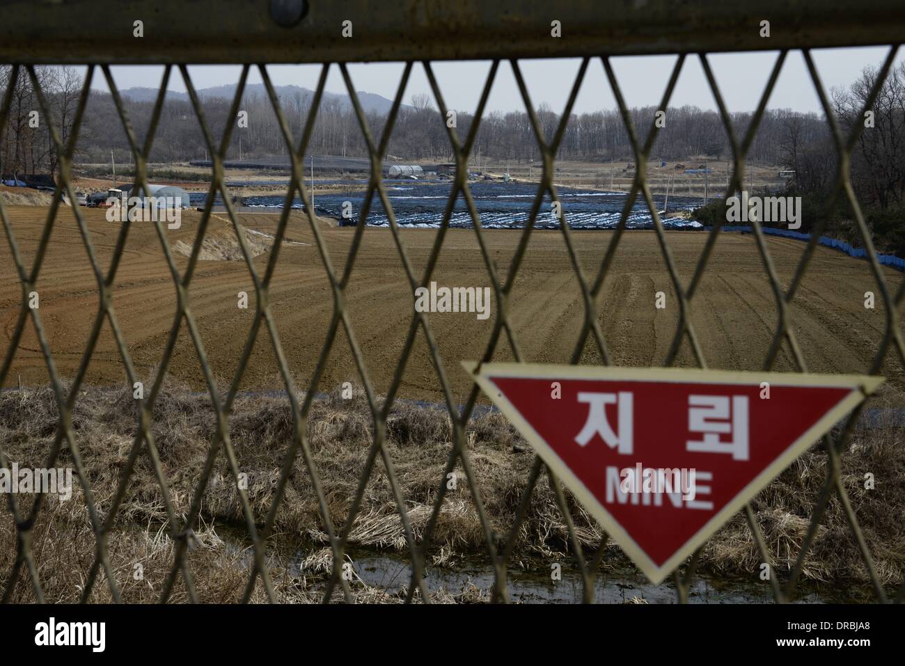Korean border defence hi-res stock photography and images - Alamy