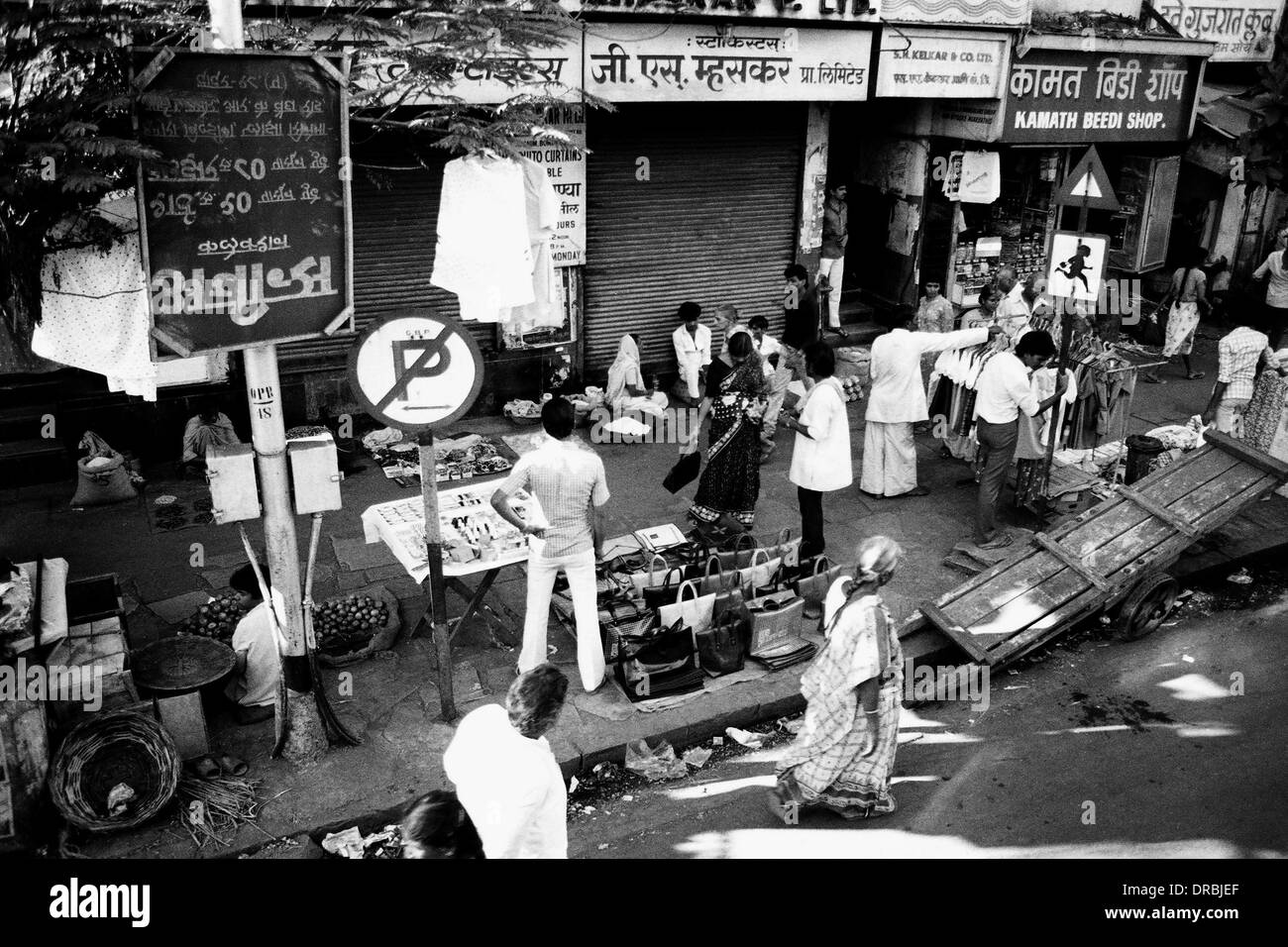 Pavement street vendors, Mumbai, Maharashtra, India, 1989 Stock Photo ...