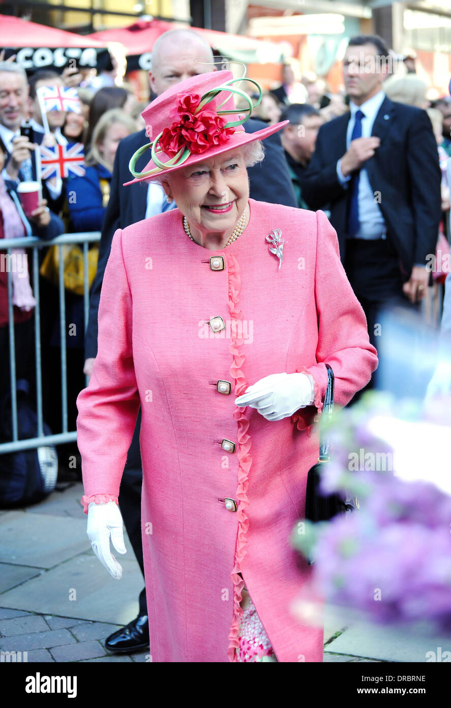 Queen elizabeth ii arrives train hi-res stock photography and images ...