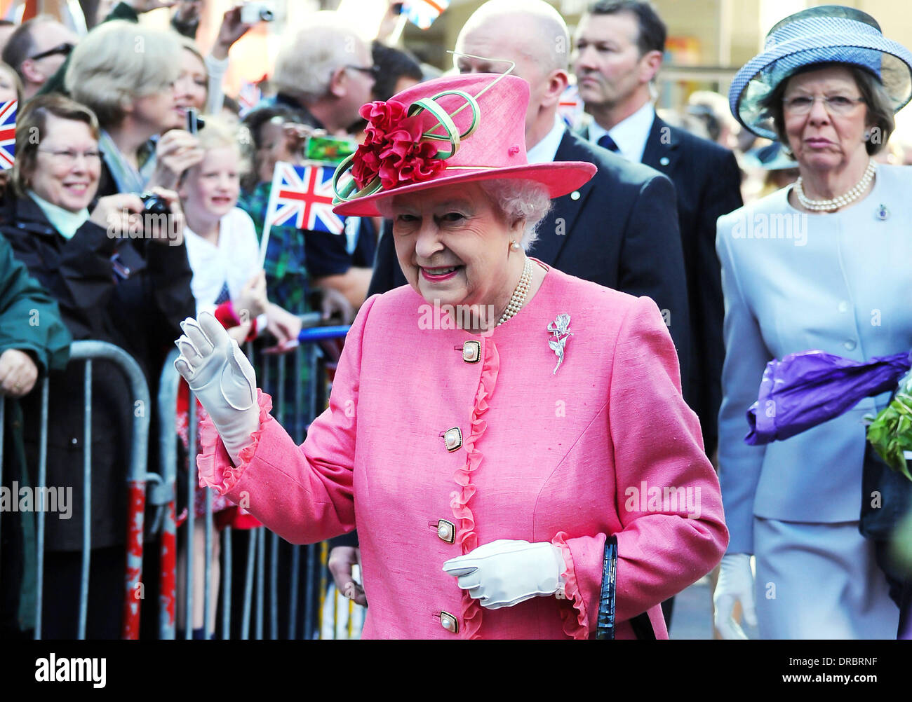 Queen elizabeth ii arrives train hi-res stock photography and images ...