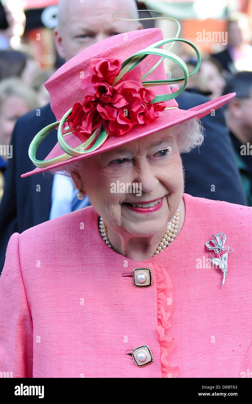 Queen elizabeth ii arrives train hi-res stock photography and images ...