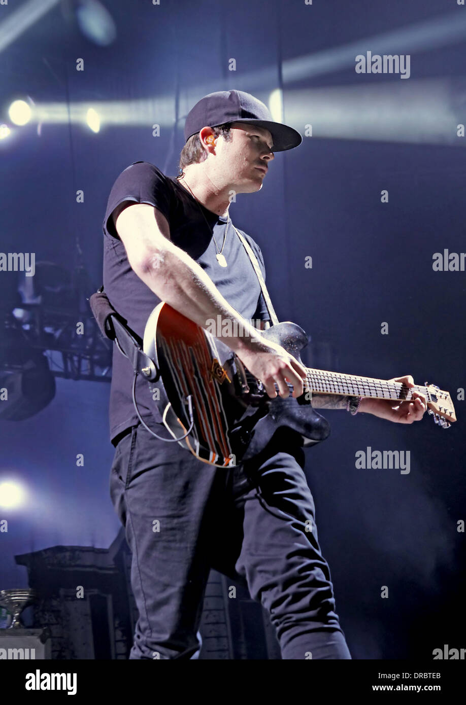 Tom delonge performing hi-res stock photography and images - Alamy