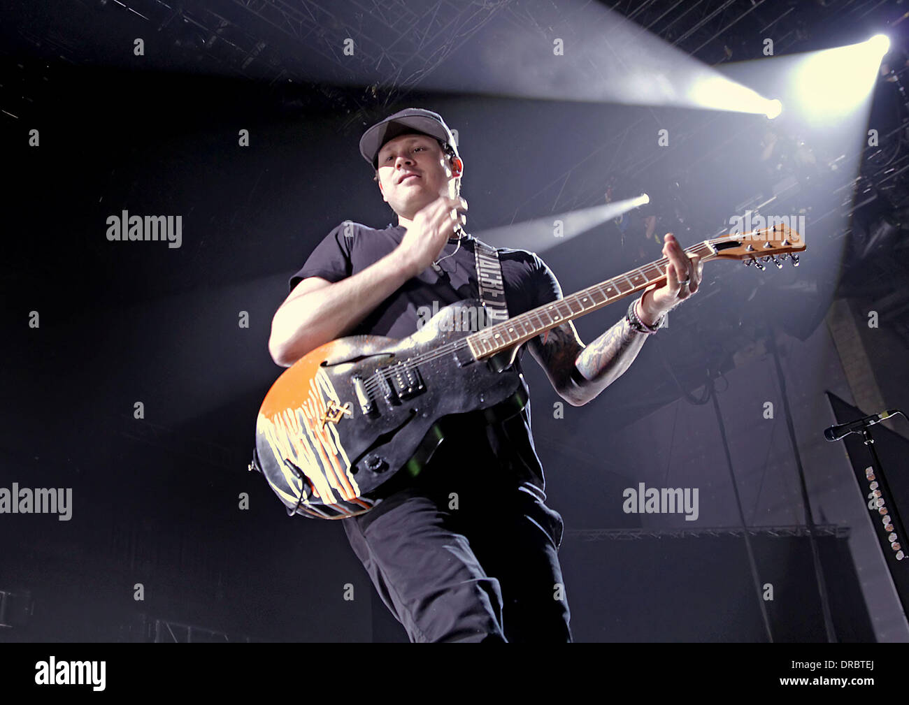 Tom delonge performing hi-res stock photography and images - Alamy