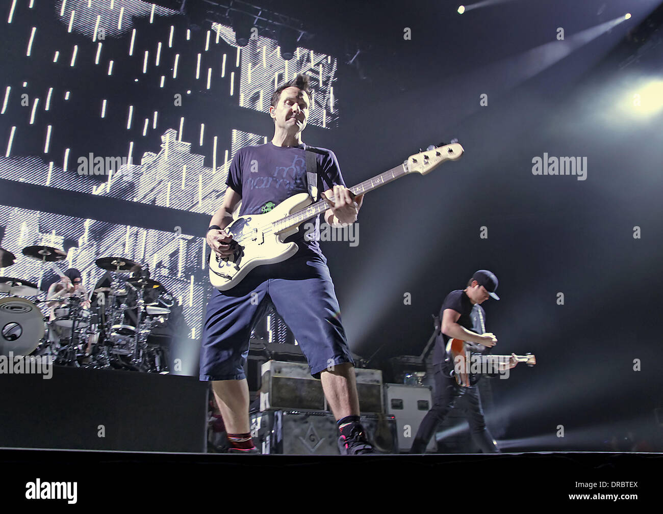 Tom delonge performing hi-res stock photography and images - Alamy