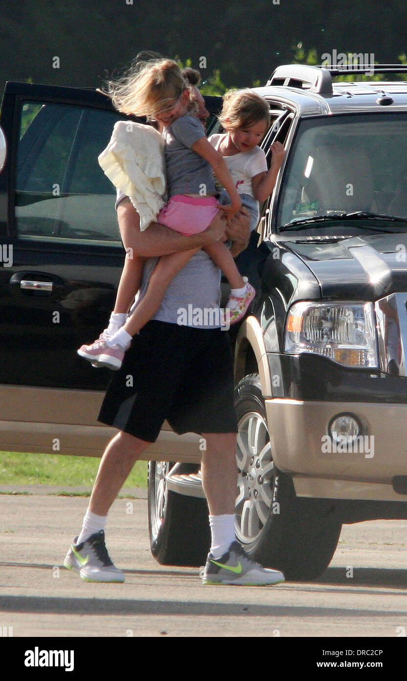 Ben Affleck greet his daughters Violet and Seraphina Affleck as they ...