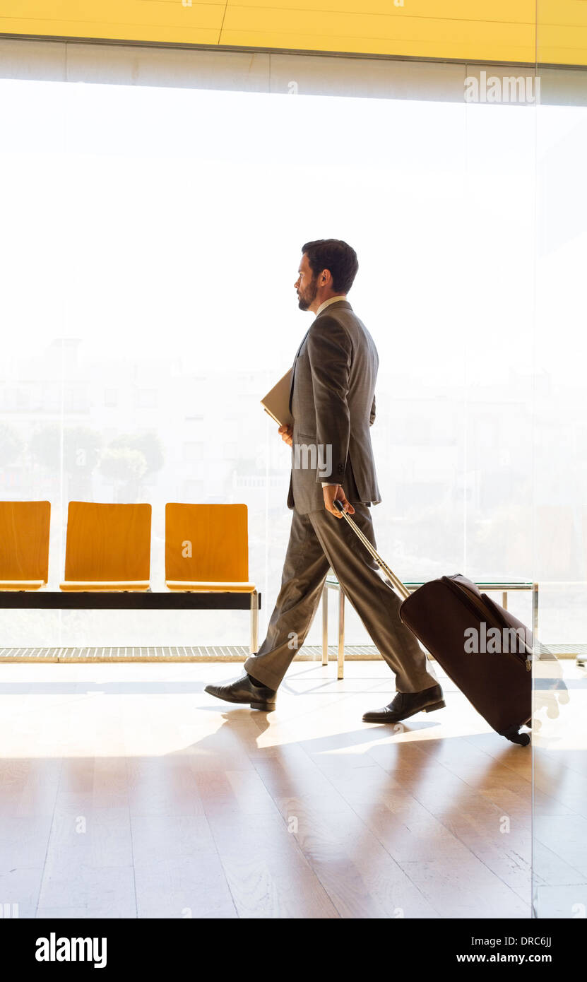 Person pulling suitcase hi-res stock photography and images - Alamy