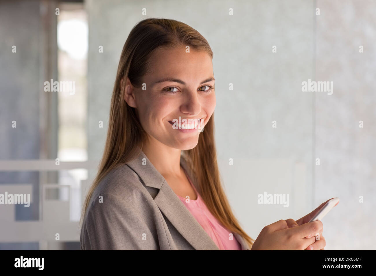 Young women posing cell phone hi-res stock photography and images - Alamy