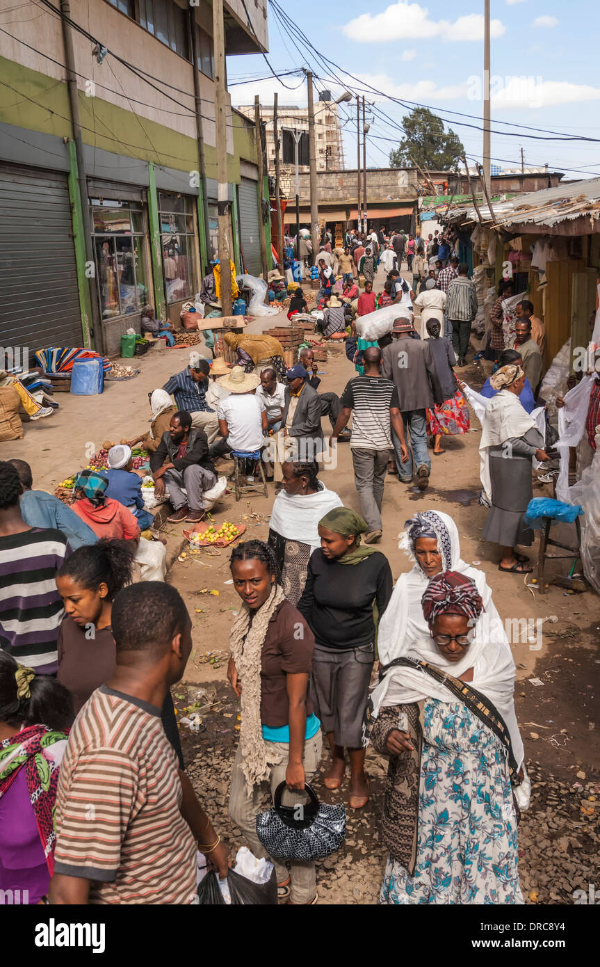 Ethiopians in the Mercato, Market street scene, Mercato of Addis Ababa ...