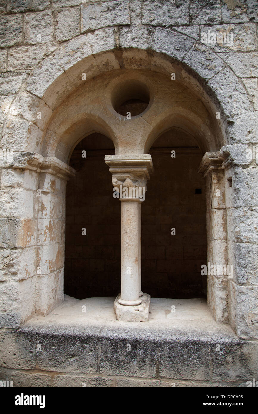 Restored window in the Cloisters at Silvacane Abbey Stock Photo - Alamy