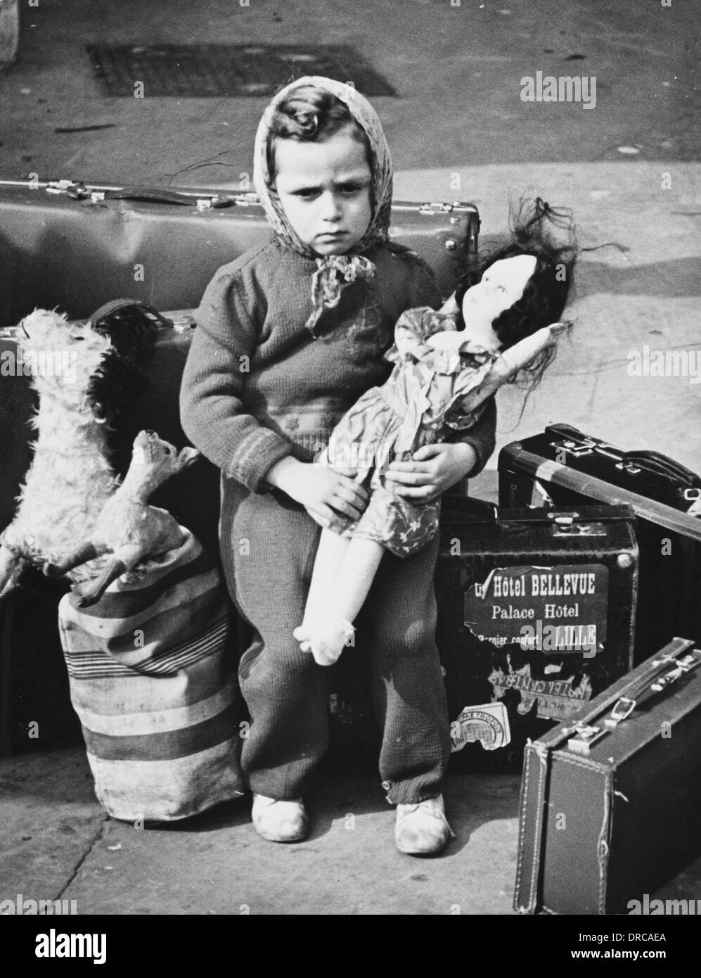 Ww2 child hi-res stock photography and images - Alamy