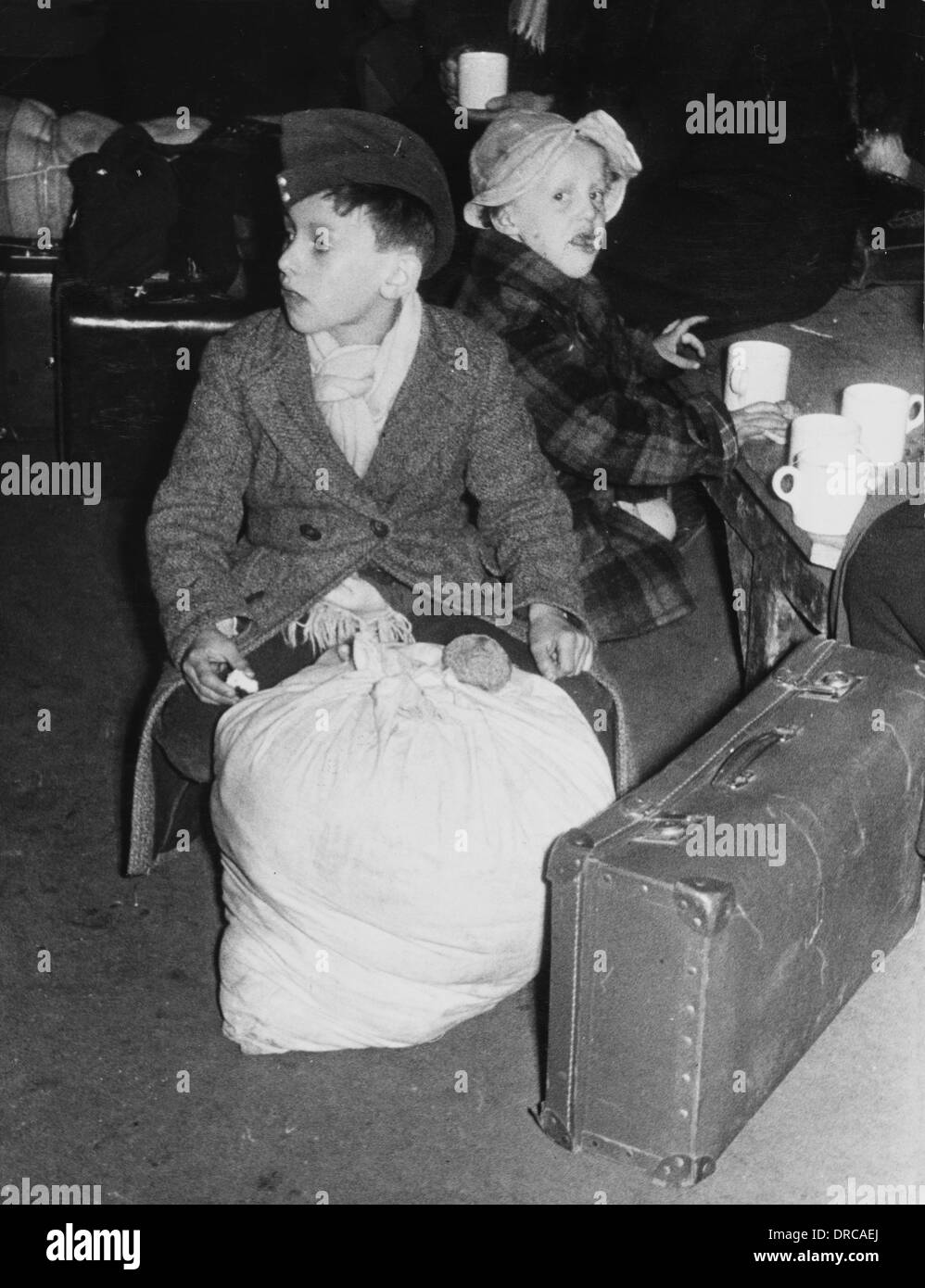 Refugee children ww2 hi-res stock photography and images - Alamy