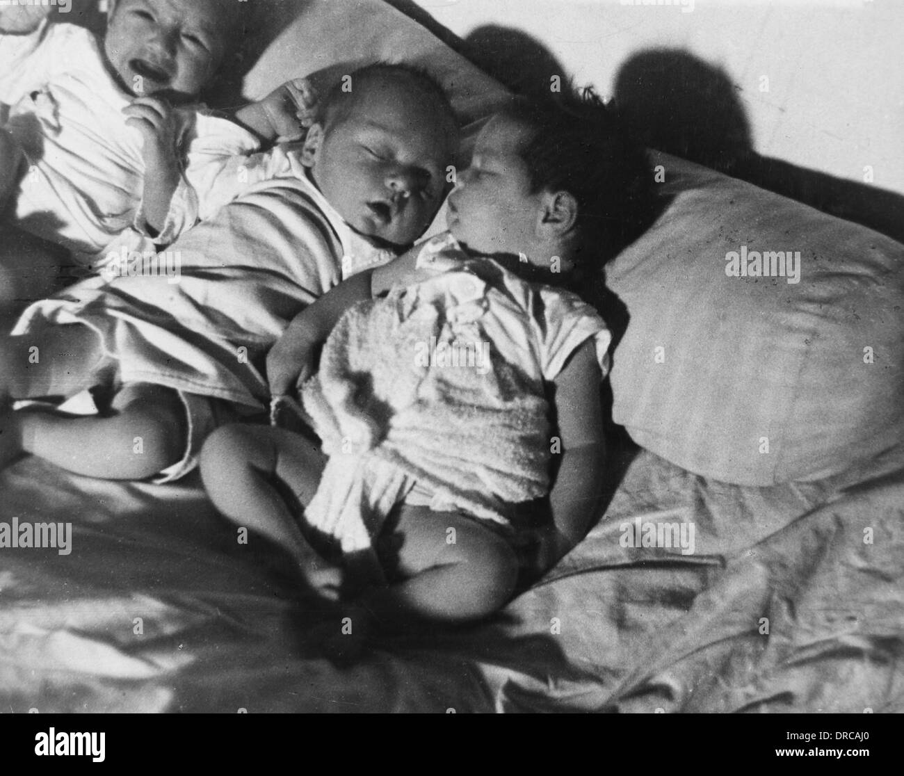 Refugee children ww2 Black and White Stock Photos & Images - Alamy