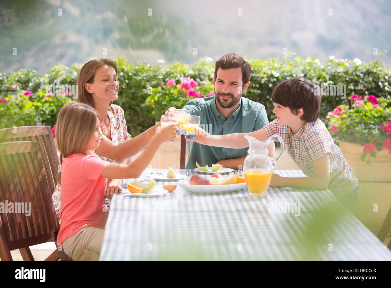 Smiling family toasting fruit hi-res stock photography and images - Alamy