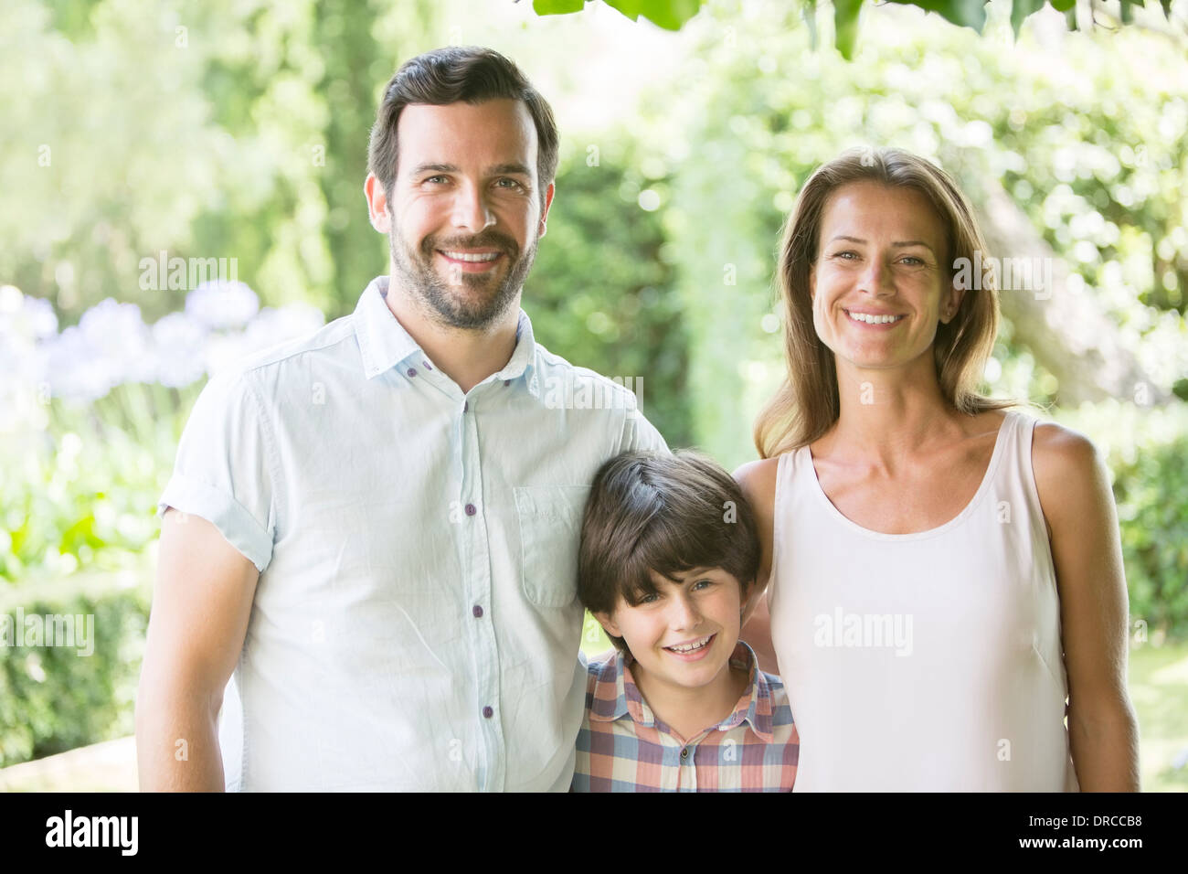 Family smiling hi-res stock photography and images - Alamy