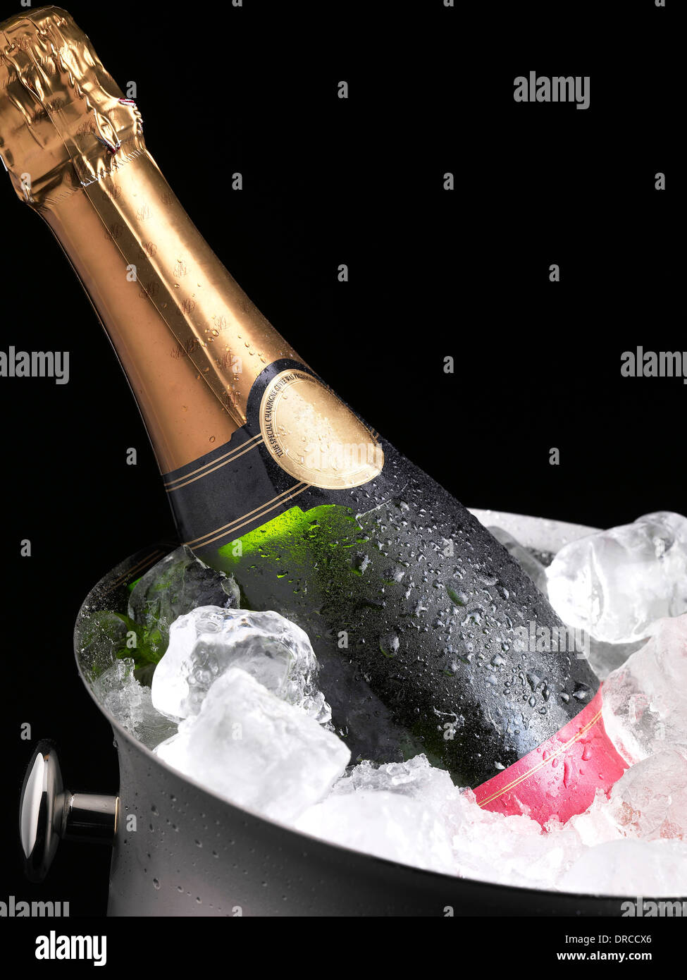 Sparkling wine in ice bucket Stock Photo - Alamy