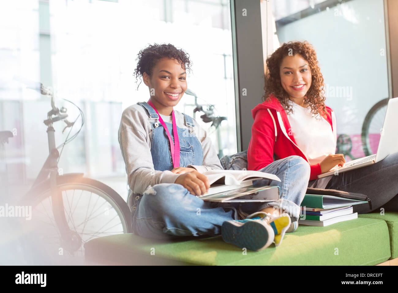 University students sitting on bench hi-res stock photography and ...