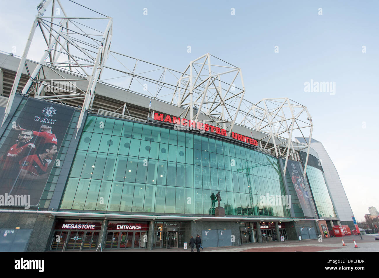 Old trafford exterior hi-res stock photography and images - Alamy