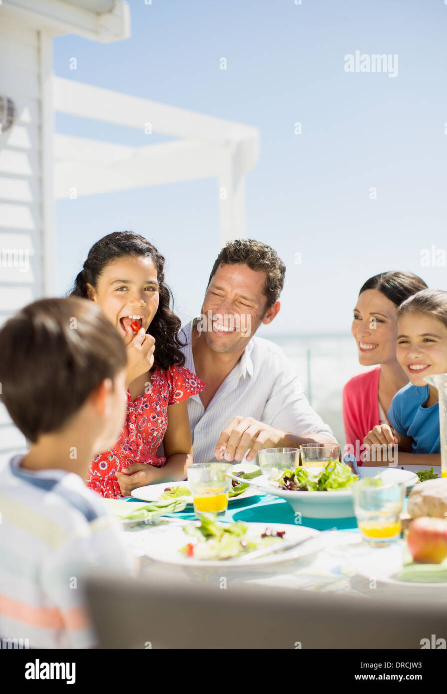 Family eating lunch hi-res stock photography and images - Alamy