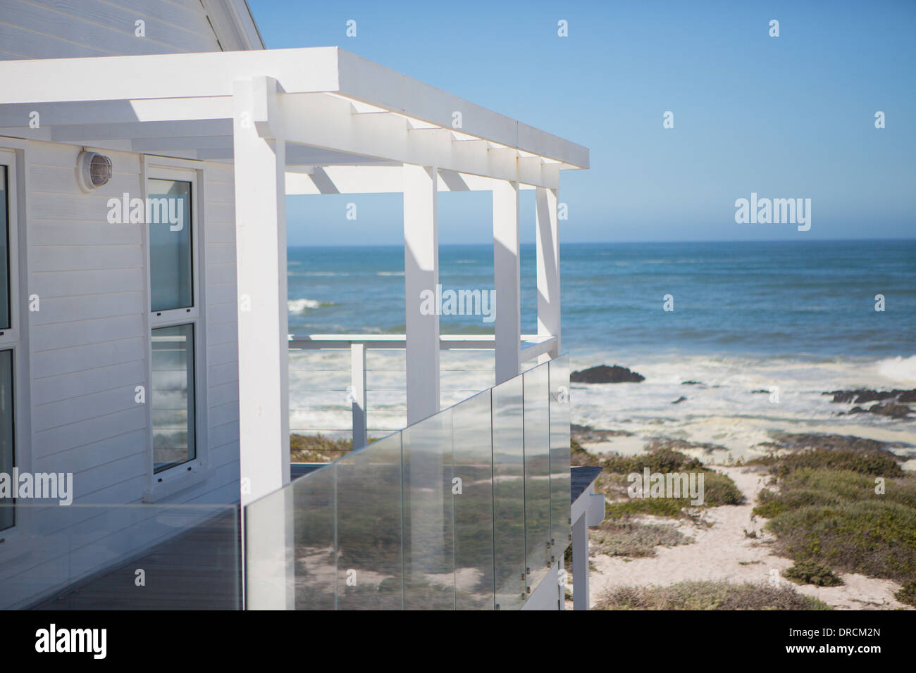 Luxury beach house hi-res stock photography and images - Alamy