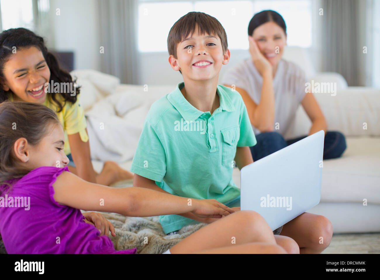 Family watching laptop sofa hi-res stock photography and images - Alamy