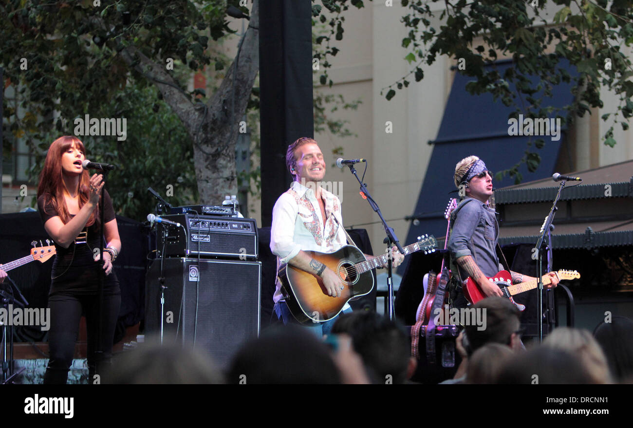 Gloriana performing hi-res stock photography and images - Alamy