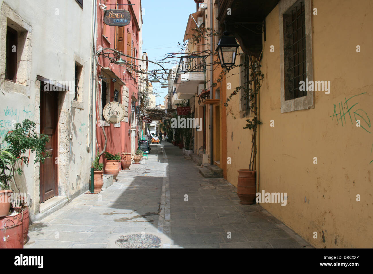 Sunny Greek alleyway Stock Photo - Alamy