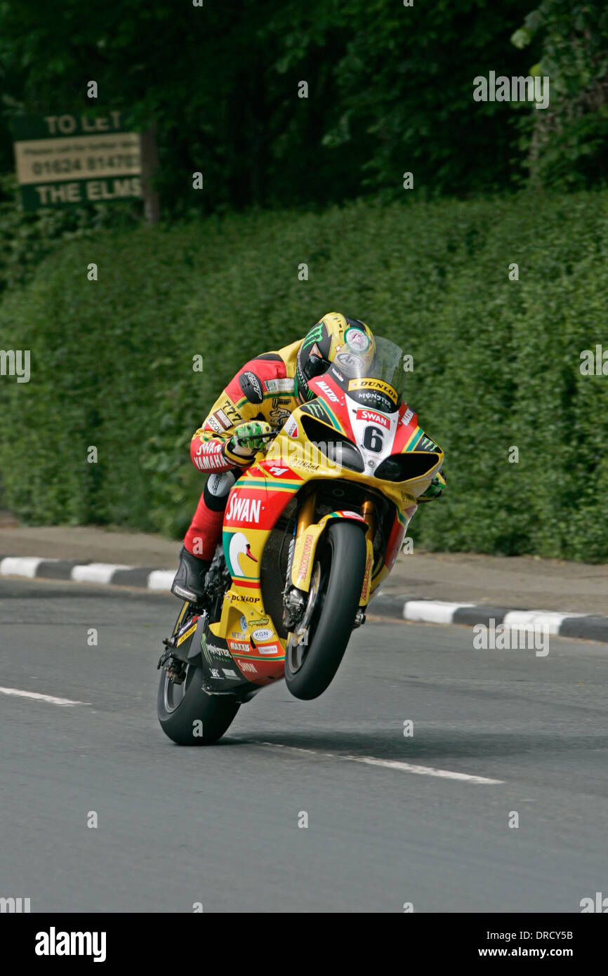 Ian Hutchinson approaching Ramsey in the 2012 Superbike TT on the Isle ...