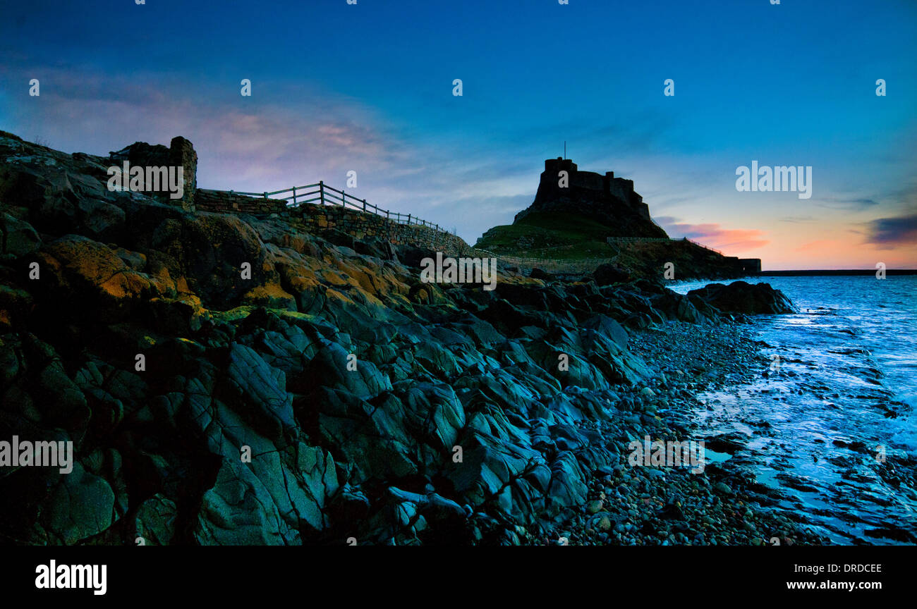 Sunrise over lindisfarne castle holy hi-res stock photography and ...