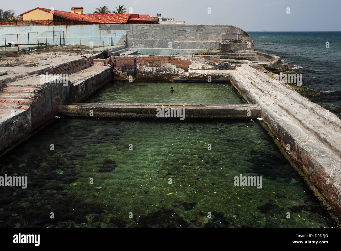 old swimming pool in havana, cuba Photo: pixstory / Alamy Stock Photo ...