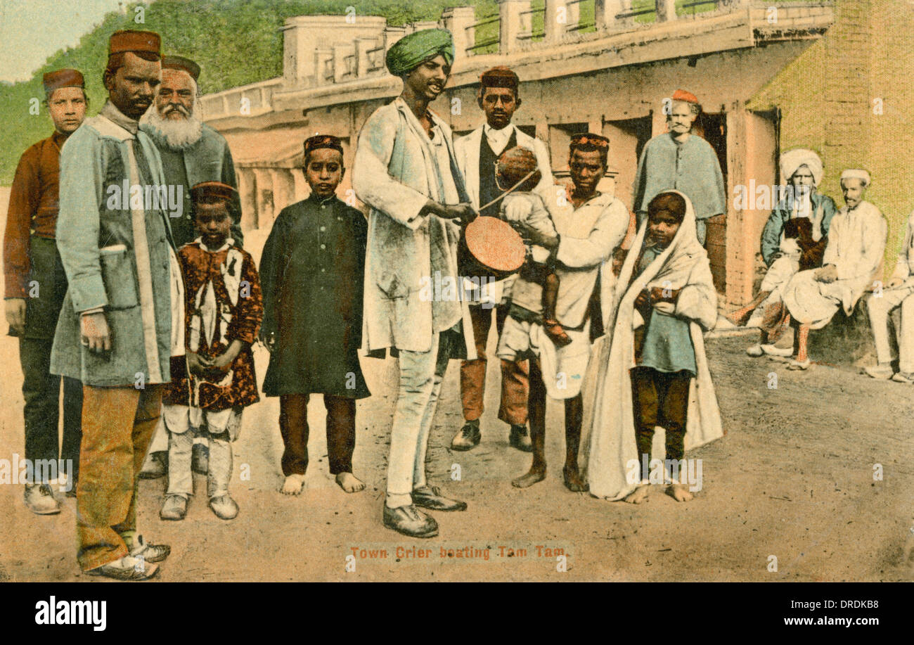 Indian Town crier beating his drum Stock Photo - Alamy